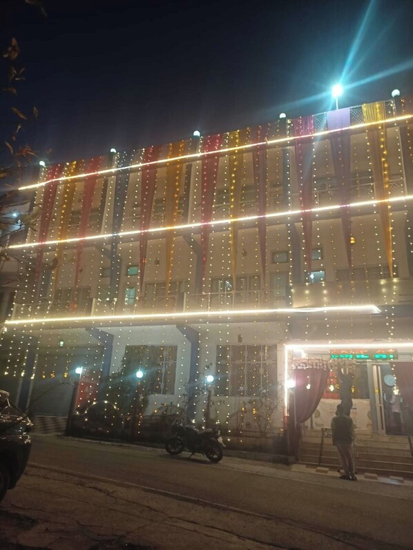 Um edifício com vários andares, luzes de cordão e cortinas.