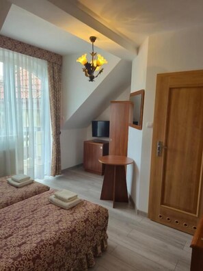 Quarto Duplo, vista para o jardim | Wi-fi grátis, roupa de cama fornecida 