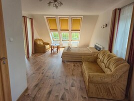 Quarto família, vista para o jardim | Área de estar | TV LED 32 polegadas com canais digitais