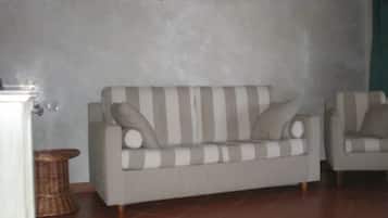 Vila, 2 quartos, piscina particular, vista para o jardim | Sala de estar