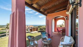 Vila, 2 quartos, piscina particular, vista para o jardim | Terraço/pátio