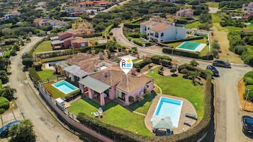 Vila, 2 quartos, piscina particular, vista para o jardim | Fachada