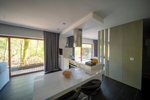 Villa Romântica, vista para o lago | Cozinha privada | Um frigorífico, uma cadeira de bebé, grelhador 
