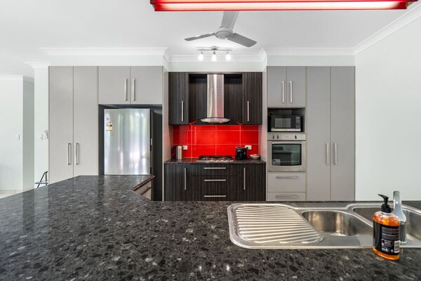 Zen Orient Luxurious 4br Oasis With Private Pool - Darwin