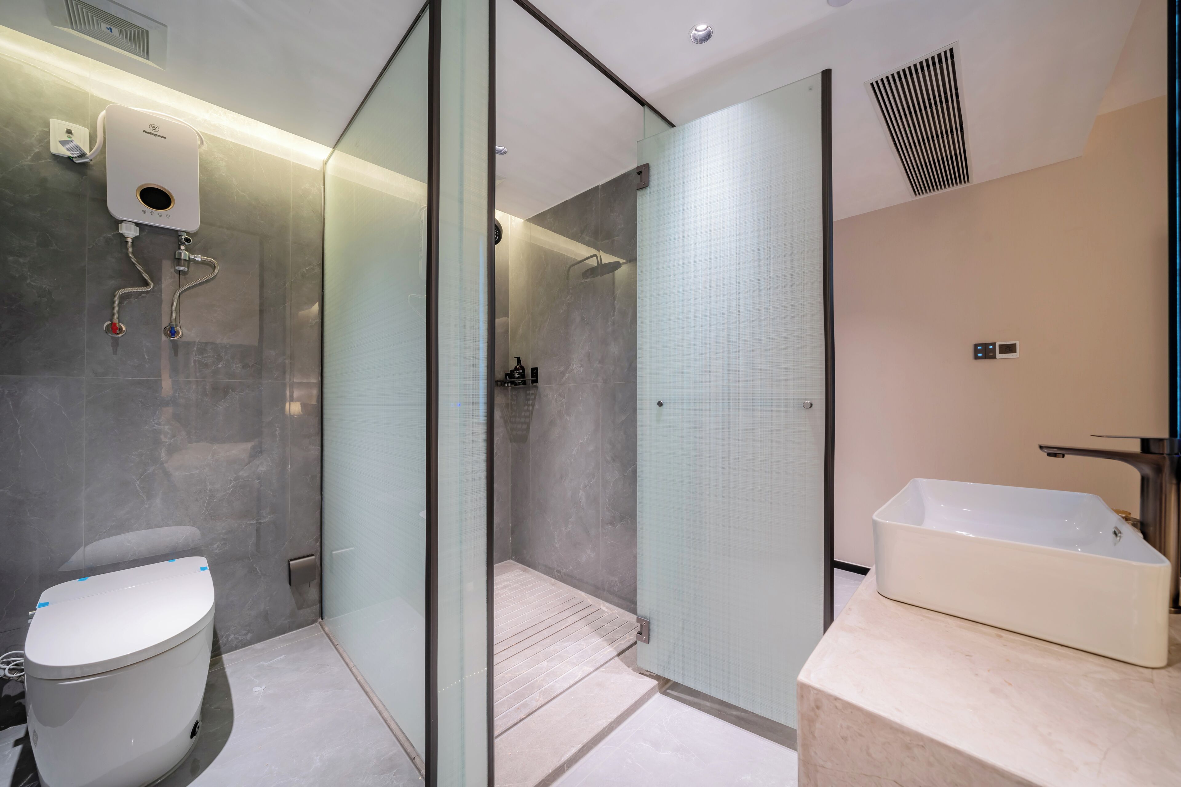 Quarto Duplo Comfort | Casa de banho | Um polibã, artigos de higiene pessoal grátis, um secador de cabelo 