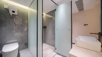 Quarto Duplo Comfort | Casa de banho | Um polibã, artigos de higiene pessoal grátis, um secador de cabelo