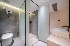 Quarto casal conforto | Banheiro | Chuveiro, produtos de toalete grátis, secador de cabelo, chinelos