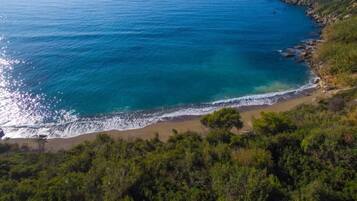 Villa, varanda, vista para o pátio | Vista para a praia ou o mar
