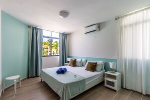 Apartamento, 2 quartos, varanda, vista para a piscina