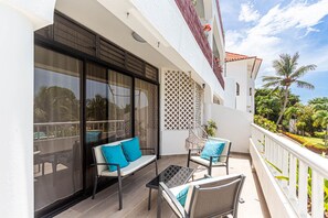 Apartamento, 2 quartos, sacada, vista para a piscina | Sacada