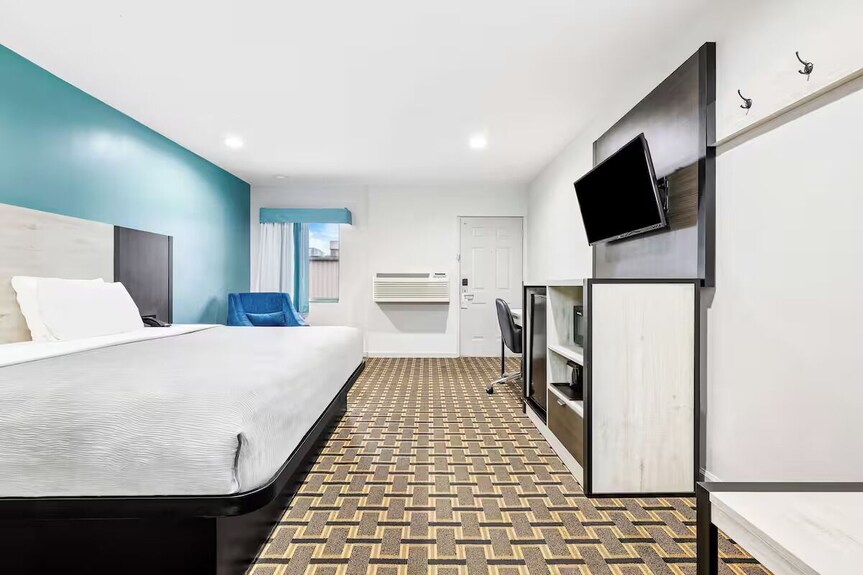 Charming Room W/ Free Parking | Near Burritt On The Mountain. 5.8 Miles Away - Huntsville, AL