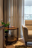 Apartamento, 3 quartos, varanda | Sala de estar | Smart TV de 50 polegadas com canais digitais 