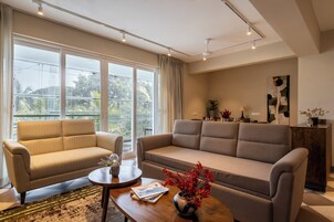 Apartamento, 3 quartos, varanda | Sala de estar | Smart TV de 50 polegadas com canais digitais
