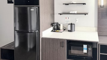 Quarto Deluxe, 1 cama king-size (Fridge/Microwave, Roll In Shower) | Kitchenette privada