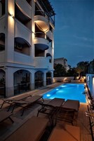 Piscina externa sazonal, funciona das 10h às 19h30, guarda-sóis