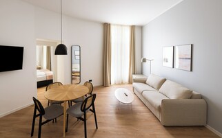 One Bedroom Suite with sofa bed | Sala de estar | Televisor de ecrã plano de 50 polegadas com canais por cabo