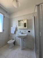 Quarto Duplo ou Twin Clássico, varanda, vista para o mar | Casa de banho