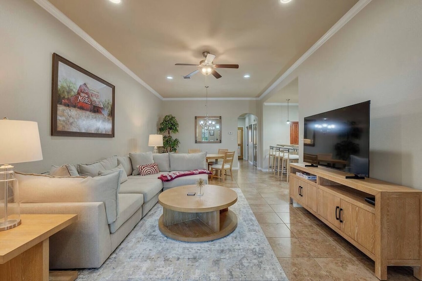 Spacious 3br/3ba Townhome With Resort-style Pool - Bryan, TX