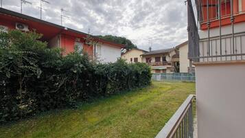 Apartamento, 2 quartos, varanda, vista para o jardim | Terrenos do alojamento