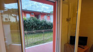 Apartamento, 2 quartos, varanda, vista para o jardim | Varanda