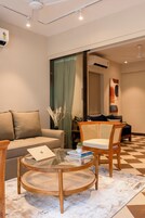 Apartamento, 2 quartos, cozinha | Sala de estar | Smart TV de 42 polegadas com canais digitais 