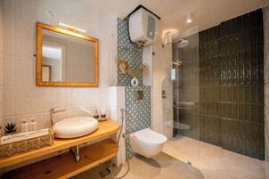 Apartamento, 2 quartos, cozinha | Casa de banho | Um polibã, artigos de higiene pessoal grátis, toalhas fornecidas, sabão