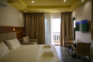 Quarto Quádruplo, vista para o mar | Cofre no quarto, secretária, cortinas/cortinados opacos, Wi-fi grátis 