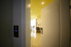 Quarto Quádruplo, varanda, vista para o mar | Cofre no quarto, secretária, cortinas/cortinados opacos, Wi-fi grátis 