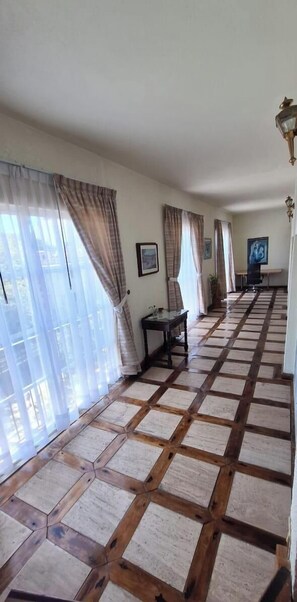 Apartamento família, 2 quartos, vista para a cidade | Área de estar