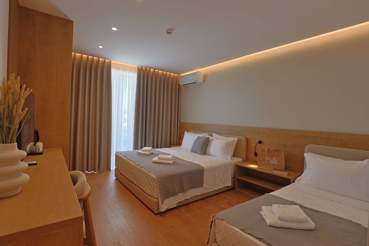 Quarto Triplo Deluxe, varanda, vista para o mar | Secretária, Wi-fi grátis 
