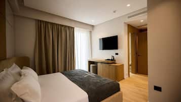Quarto Duplo Superior, varanda | Minibar, cofre no quarto, secretária, cortinas/cortinados opacos