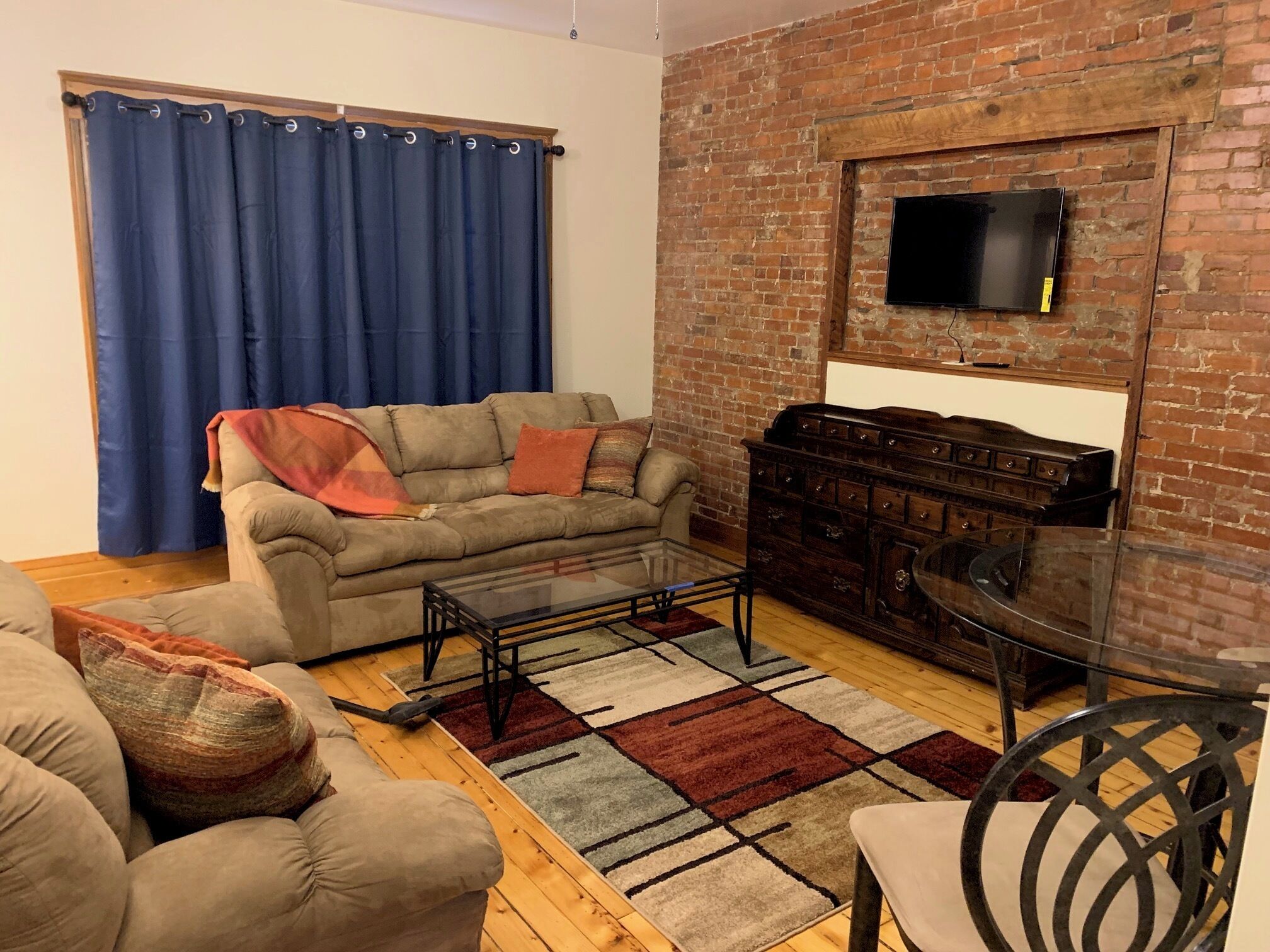 Charming 2-bedroom Apartment W/private Parking On Quiet Dead End Street In Utica - Clinton, NY
