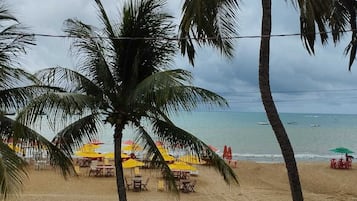 Na praia, areia branca