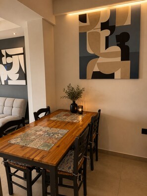 Suite de Luxo, vista parcial para o mar | Refeições no quarto