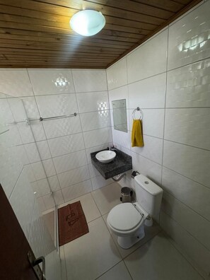Quarto Twin Standard | Casa de banho | Um polibã, sabão, champô, papel higiénico 