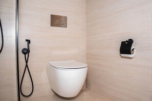Suite Familiar | Casa de banho | Um polibã, um secador de cabelo, toalhas fornecidas, sabão 