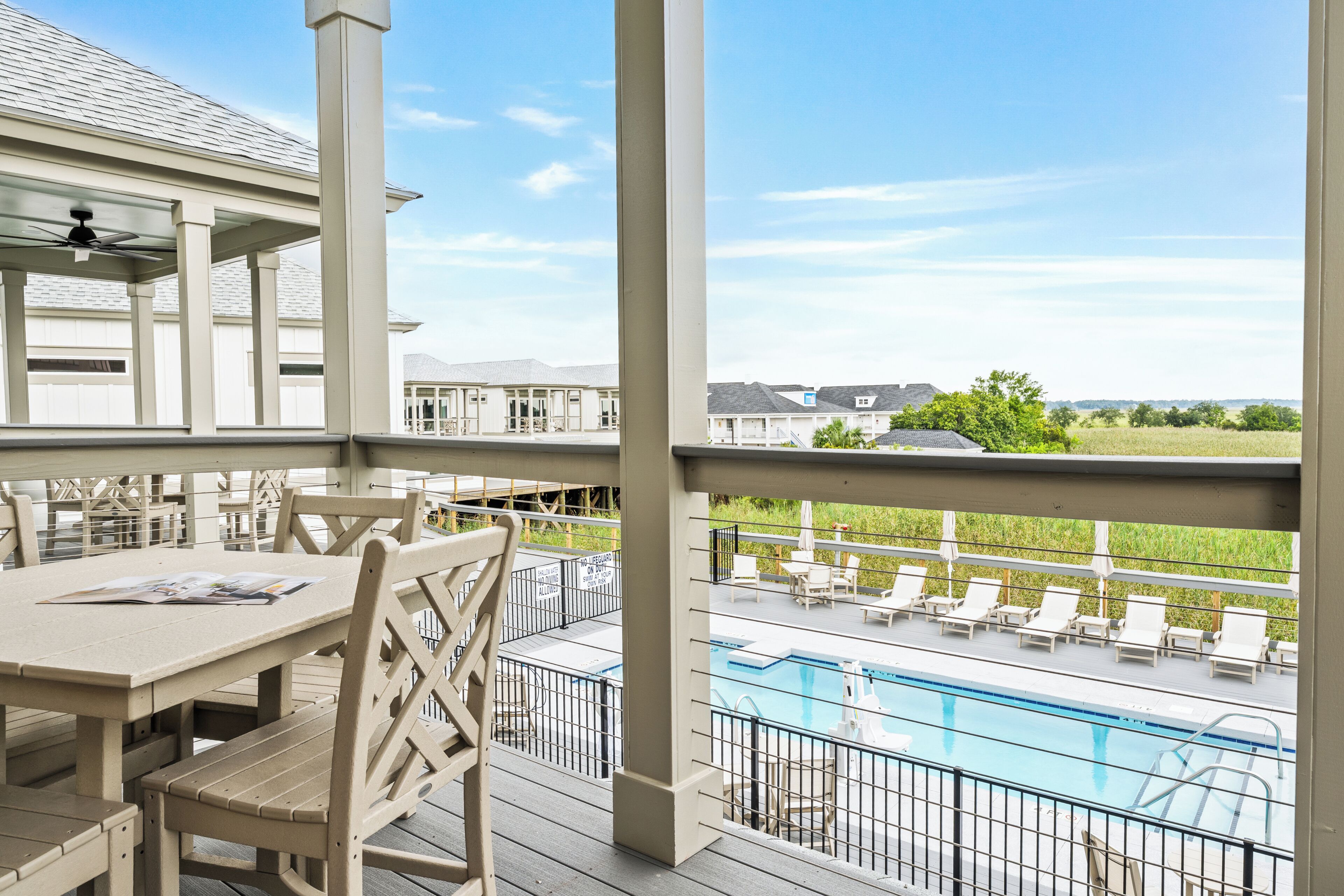 Vila clássica, vista para a piscina | Opções para refeição ao ar livre