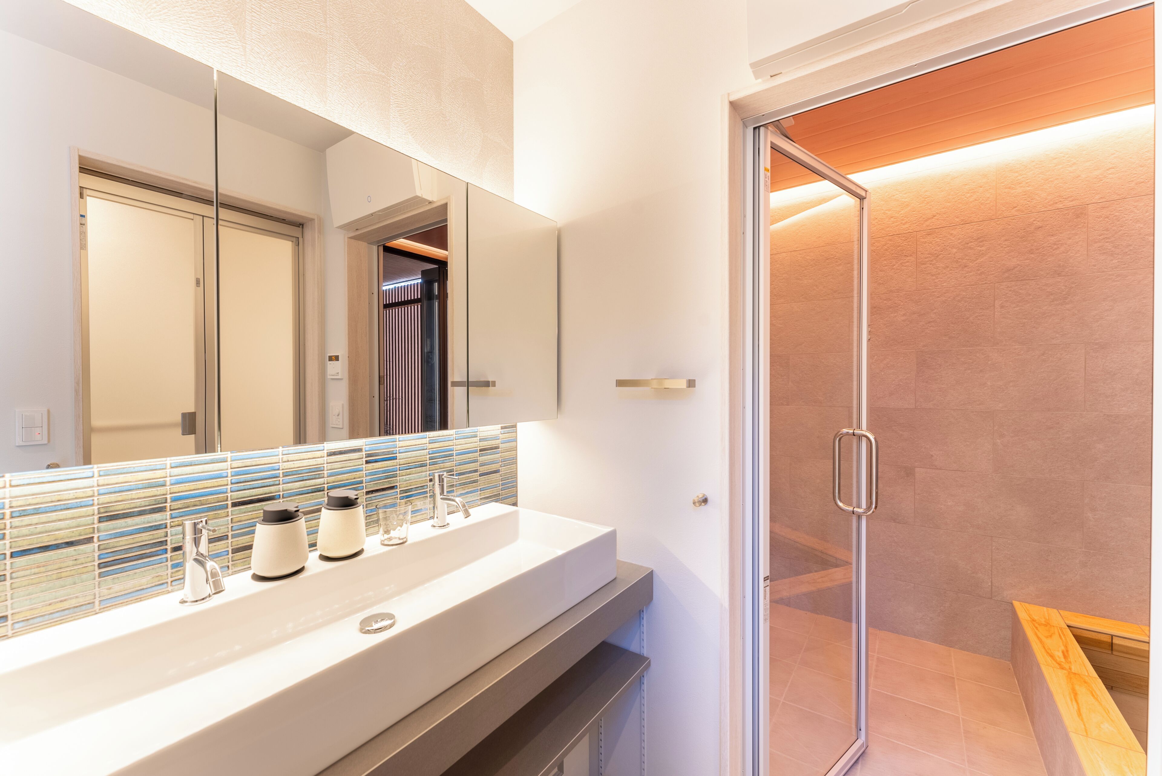 Casa Deluxe, 3 quartos | Casa de banho | Um polibã e uma banheira separados, artigos de higiene ecológicos 