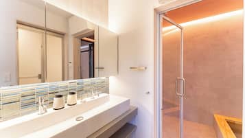 Casa Deluxe, 3 quartos | Casa de banho | Um polibã e uma banheira separados, artigos de higiene ecológicos