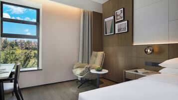 Quarto básico, vista para o jardim