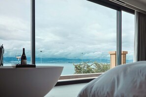 Quarto casal luxo, vista para o oceano | Escrivaninha, ferros/tábuas de passar roupa, Wi-Fi de cortesia