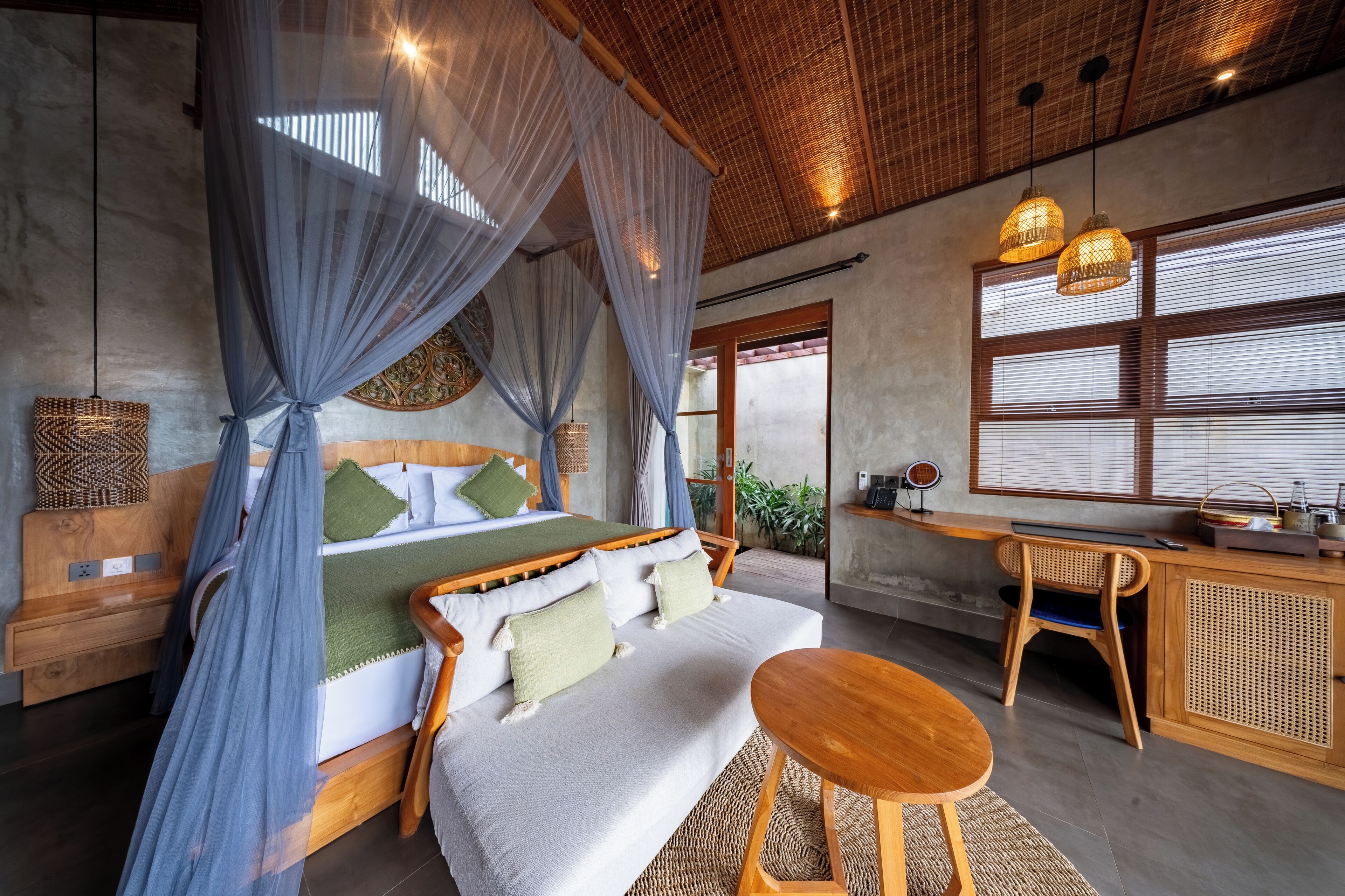 Villa, vista para a piscina | Roupa de alta qualidade, minibar, cofre no quarto, secretária 