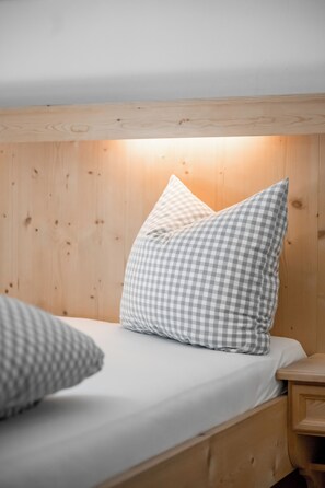 Quarto casal, vista para o jardim | Cofres nos quartos, Wi-Fi de cortesia
