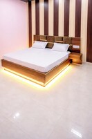 Quarto casal luxo, ar-condicionado | Roupas de cama antialérgicas, escrivaninha, quartos à prova de som
