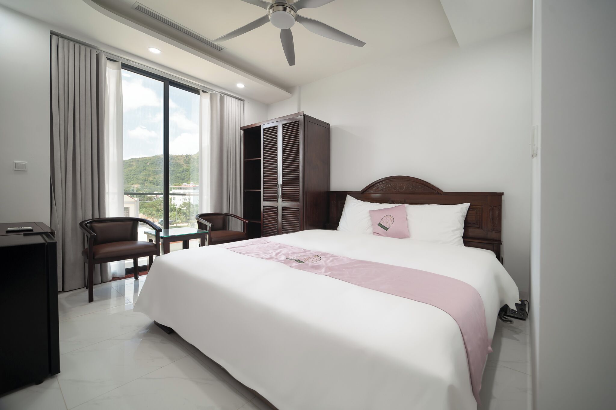 Estúdio superior, sacada, vista para a cidade