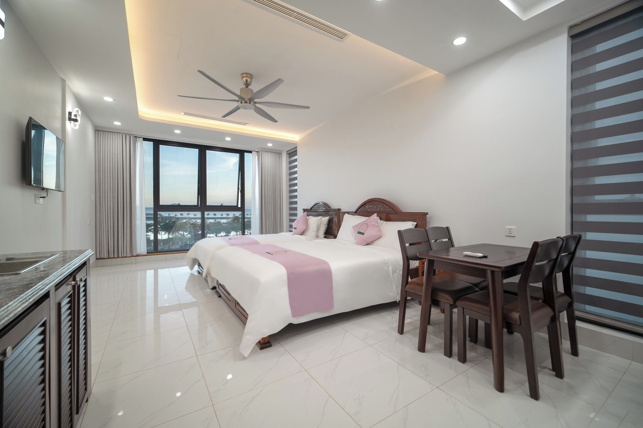 Quarto triplo família, sacada, vista para o mar