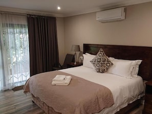 Quarto Duplo de Luxo, adaptado para pessoas com dificuldades de mobilidade, vista para o jardim | Minibar grátis, cofre no quarto 