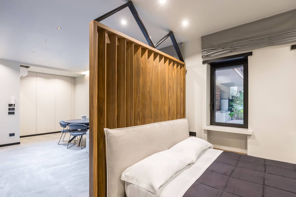 Um quarto com cama, janela e vista para o exterior.