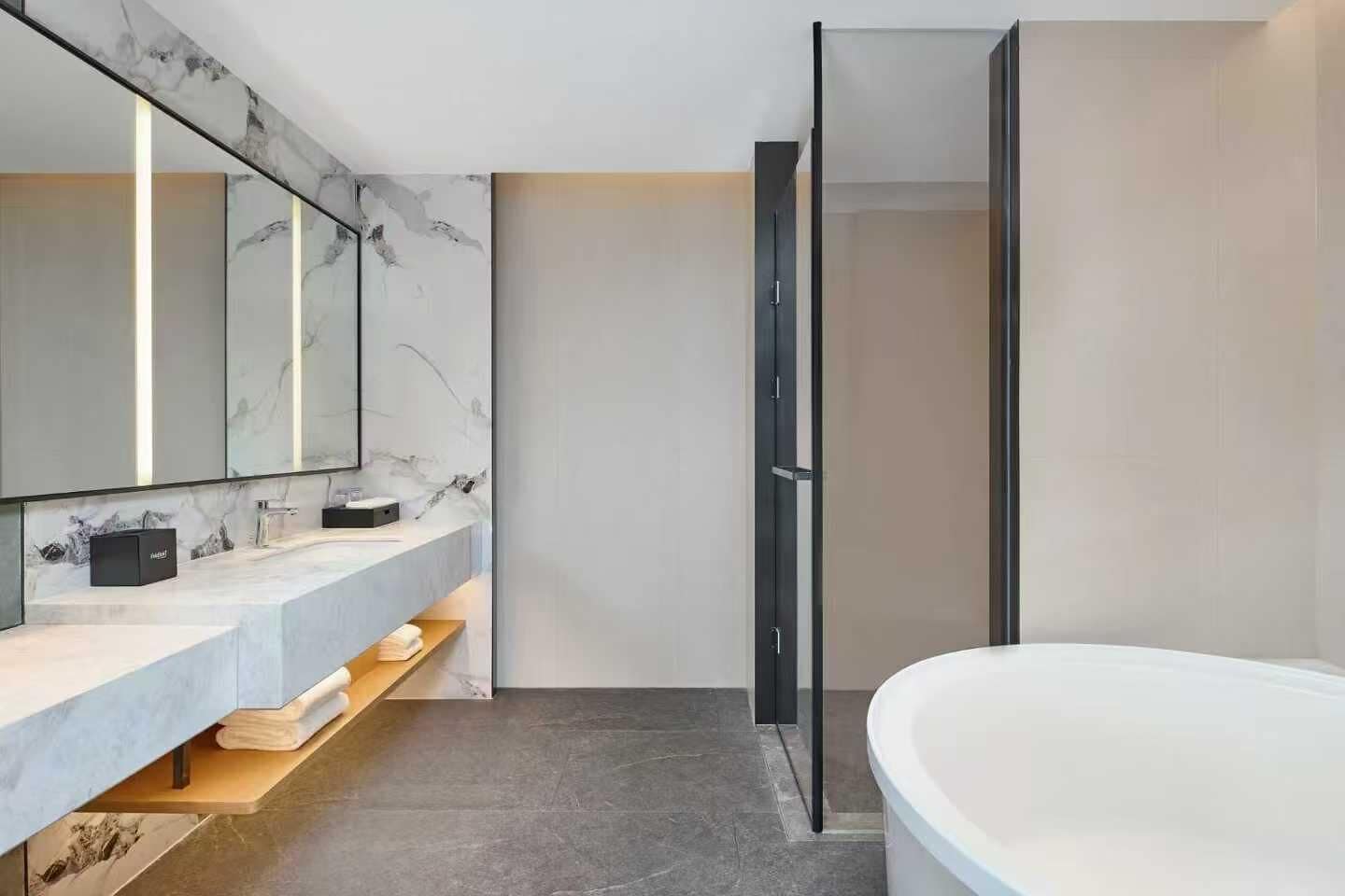 Suíte premium, 1 cama King, vista parcial para o mar | Banheiro | Produtos de toalete grátis, secador de cabelo, chinelos 