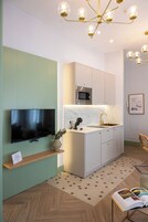 Apartamento Clássico | Cozinha privada | Um frigorífico, um micro-ondas, uma placa de cozinha